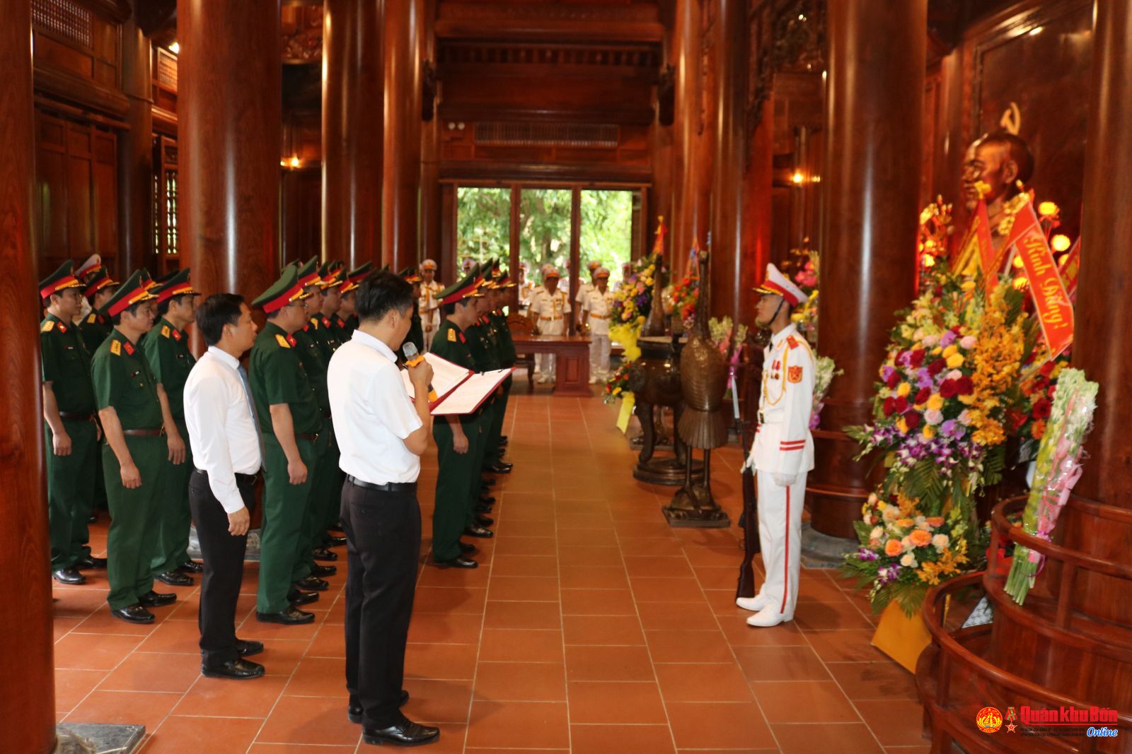 Thường Vụ Đảng ủy Bộ Tư Lệnh Quân Khu 4 Dâng Hương Tưởng Niệm Chủ Tịch Hồ Chí Minh Tại Khu Di